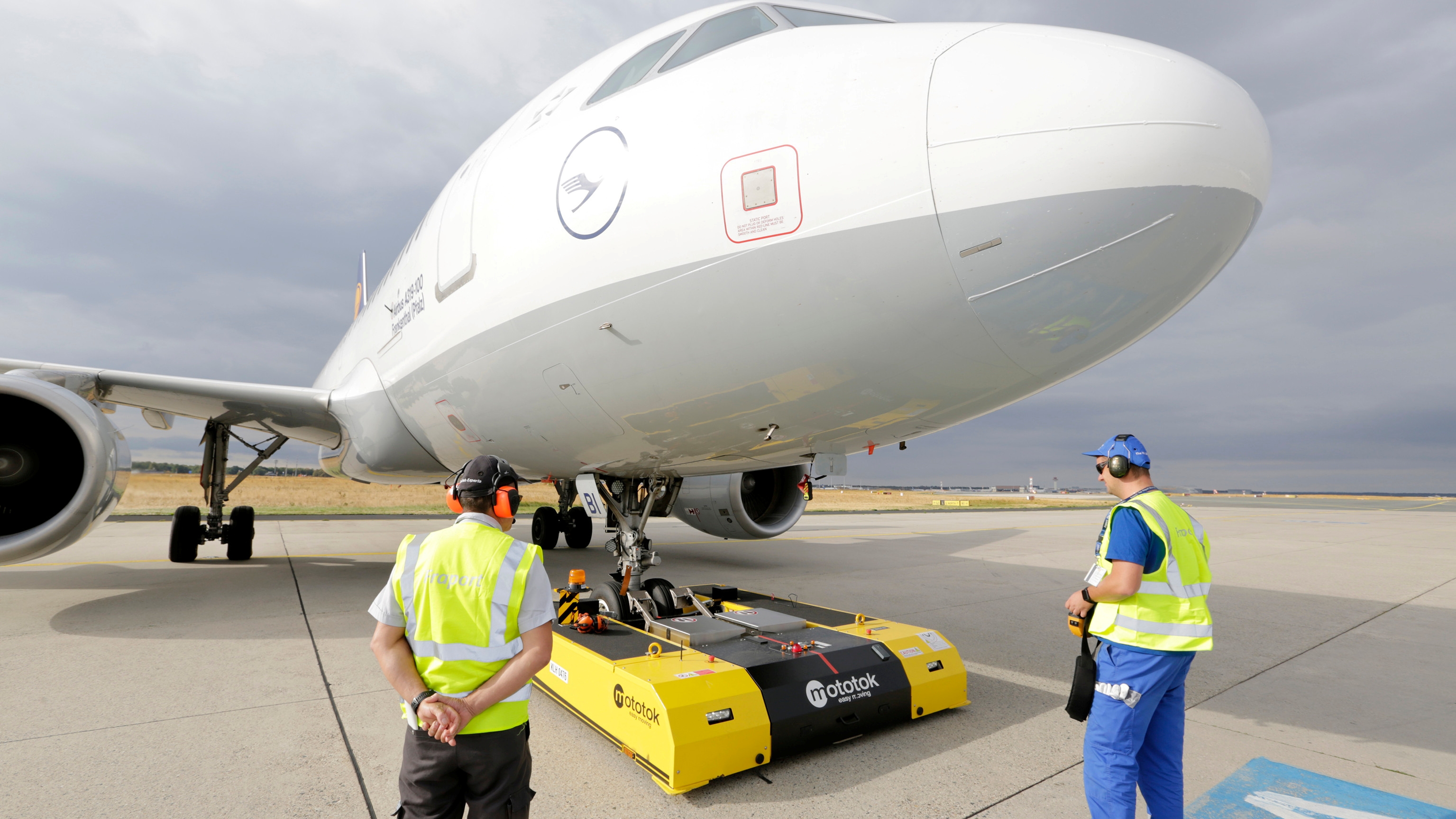 Fraport and Lufthansa Co-testing Remote-Controlled Aircraft Tug at ...