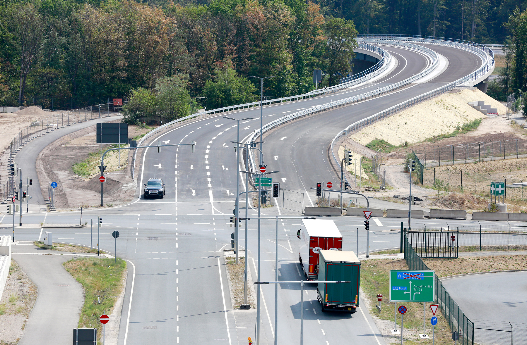 Terminal 3: Erweiterte Anschlussstelle Zeppelinheim auf der Autobahn 5 ...