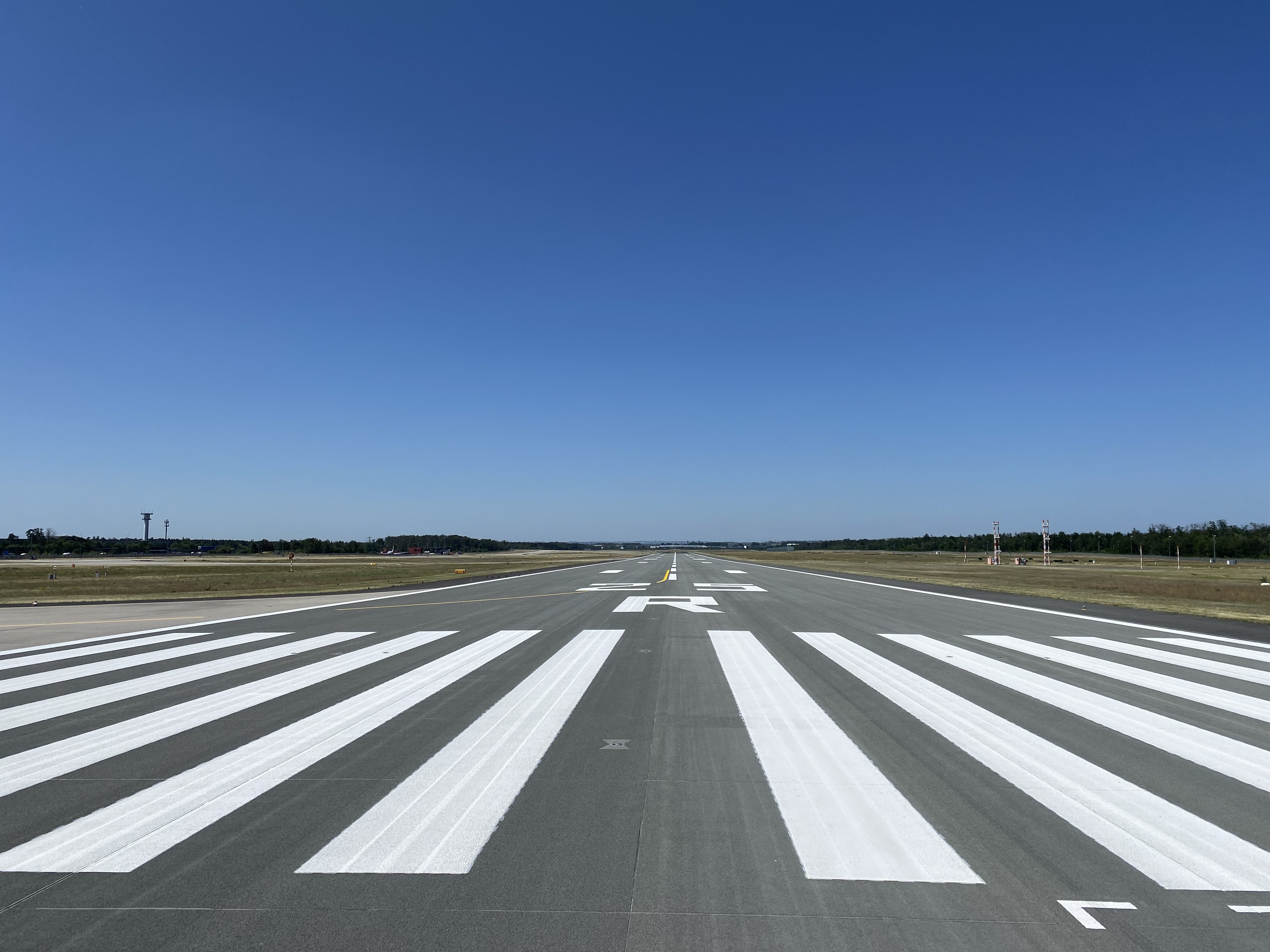 Landebahn Nordwest am Flughafen Frankfurt pünktlich zurück in Betrieb